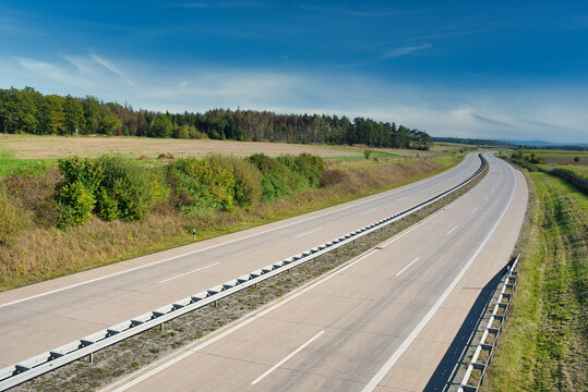 Fahrbahn bilder – Bläddra bland 23,579 stockfoton, vektorer och videor ...