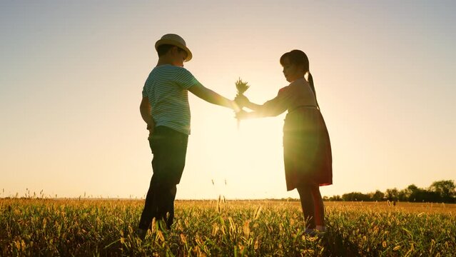 "First Love" Images – Parcourir 9,550 le catalogue de photos, vecteurs ...