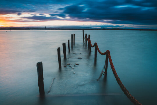 Afbeeldingen over "Day Break" – Blader in stockfoto's, vectoren en ...