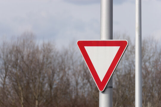 Blank Yield Sign Bilder – Durchsuchen 1,588 Archivfotos, Vektorgrafiken ...