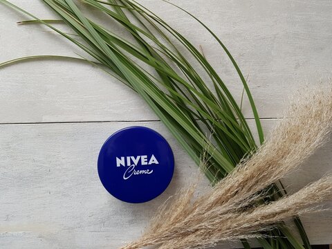 Afbeeldingen over Nivea – Blader in stockfoto's, vectoren en video's ...