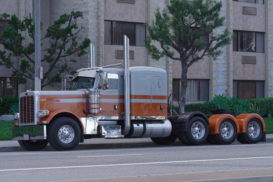 Peterbilt bilder – Bläddra bland 329 stockfoton, vektorer och videor ...