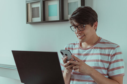 Usando Celular Images – Browse 752 Stock Photos, Vectors, and Video ...