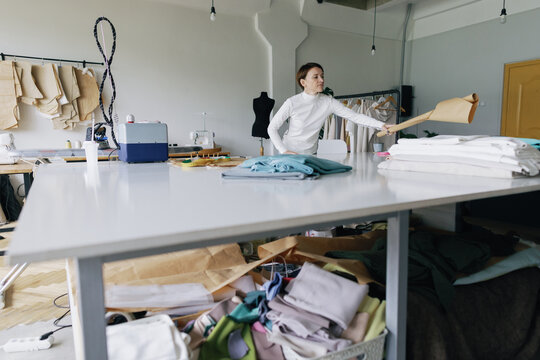 Messy Desk Clean Desk Bilder – Durchsuchen 936 Archivfotos ...