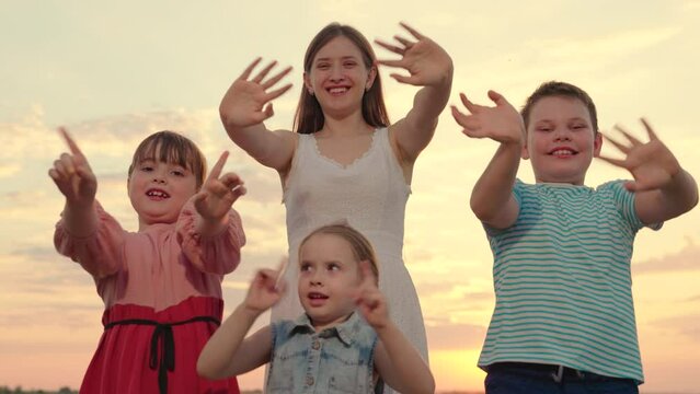 "Wave Hands" Images – Parcourir 590 le catalogue de photos, vecteurs et ...