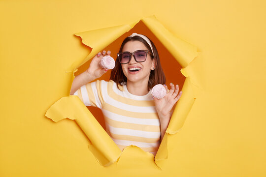 Person Ripping Paper Bilder – Durchsuchen 6,528 Archivfotos ...