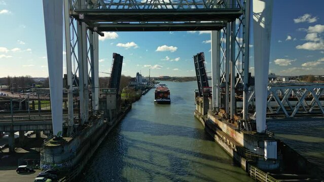 Draw-Bridge Bilder – Durchsuchen 28,888 Archivfotos, Vektorgrafiken und ...