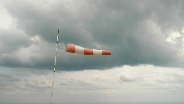 "Wind Sleeve" Bilder – Durchsuchen 15,379 Archivfotos, Vektorgrafiken ...