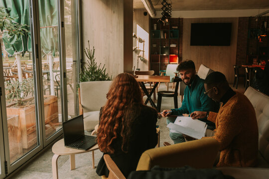 Conversation Cafe Bilder – Durchsuchen 98,105 Archivfotos ...