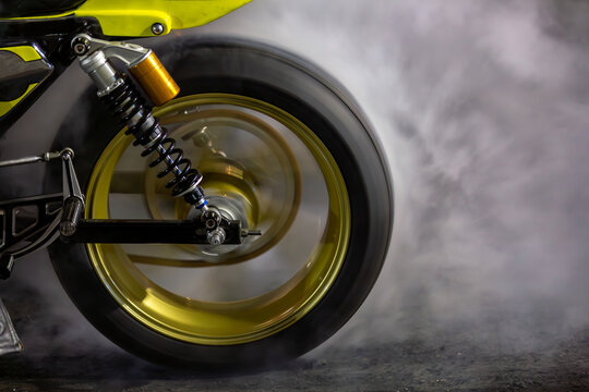 Afbeeldingen over "Motorcycle Wheel" – Blader in stockfoto's, vectoren ...