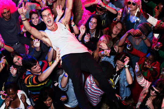 Crowdsurfing Bilder – Durchsuchen 6,186 Archivfotos, Vektorgrafiken und ...