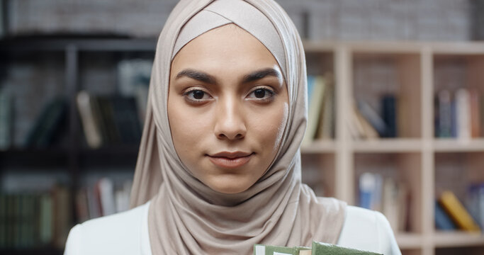 Muslim Student"」の写真素材 | 487件の無料イラスト画像 | Adobe Stock