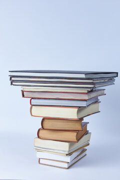 Afbeeldingen over "Balancing Books" – Blader in stockfoto's, vectoren ...