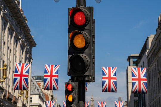 Red Traffic Light Uk Images – Browse 3,812 Stock Photos, Vectors, and ...