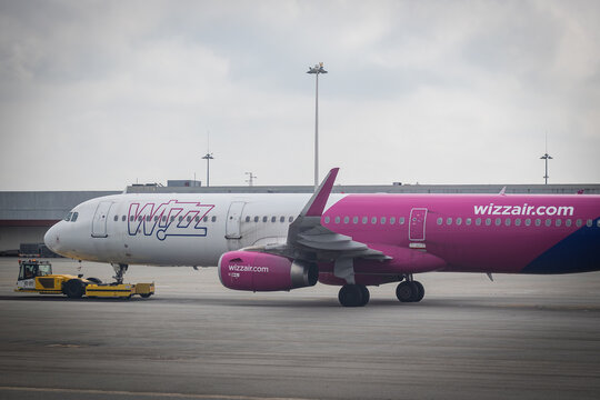 Afbeeldingen over "Wizz Air" – Blader in stockfoto's, vectoren en video ...