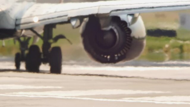 Afbeeldingen over Jet-Engine – Blader in stockfoto's, vectoren en video ...