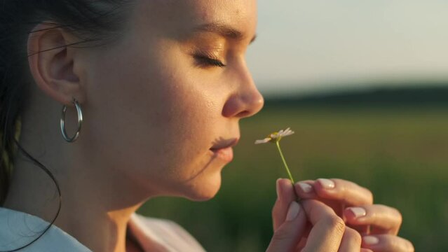 Person Sniffing Images – Browse 23,233 Stock Photos, Vectors, and Video ...