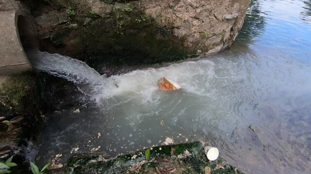 Outfall Bilder – Durchsuchen 1,792 Archivfotos, Vektorgrafiken und ...