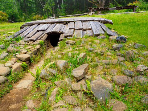 "Pit House"-Bilder: Stock-Fotos & -Videos. | Adobe Stock