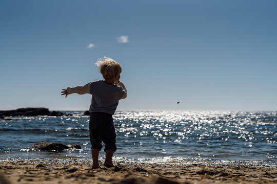 "Throwing Rocks"-Bilder: Stock-Fotos & -Videos. | Adobe Stock