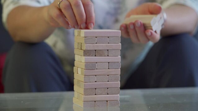 Woman Stacking Blocks Bilder – Durchsuchen 5,127 Archivfotos ...