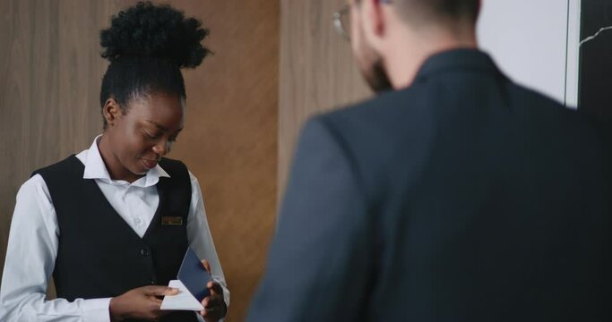 Hotel Front Desk Staff Images – Browse 13,200 Stock Photos, Vectors ...