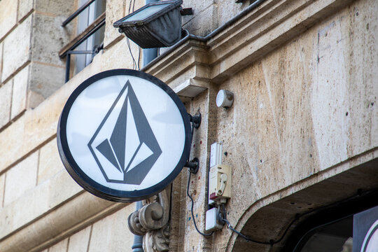 「Volcom」の写真素材 | 72件の無料イラスト画像 | Adobe Stock