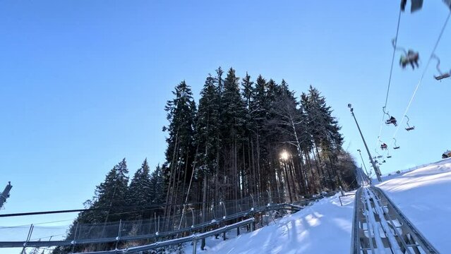 Rodelpiste Bilder – Durchsuchen 257 Archivfotos, Vektorgrafiken und ...