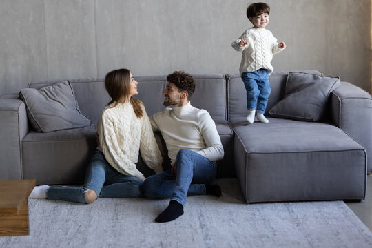 Beard Couch Images – HD & 4K Photos Free to Download | PikWizard