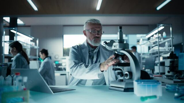 Doctor Using Microscope Images – Browse 23,310 Stock Photos, Vectors ...