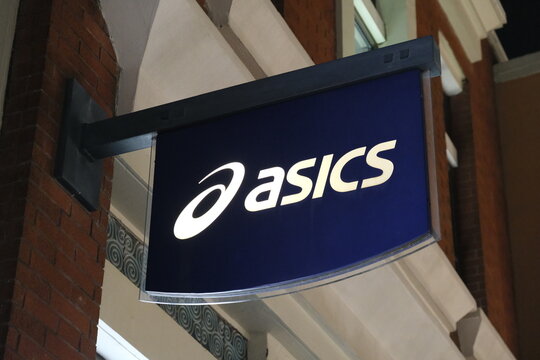 「Asics」の写真素材 | 6,482件の無料イラスト画像 | Adobe Stock