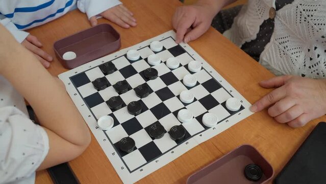 Imágenes de "Playing Checkers": descubre bancos de fotos, ilustraciones ...