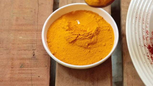 "Turmeric Powder" - Images et vidéos libres de droits | Adobe Stock