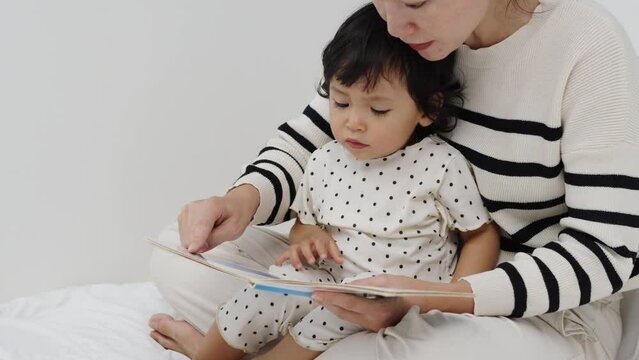 Baby Learning To Read Images – Browse 70,919 Stock Photos, Vectors, and ...