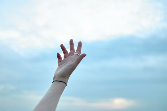 Outstretched Hand"」の写真素材 | 4,592件の無料イラスト画像 | Adobe Stock