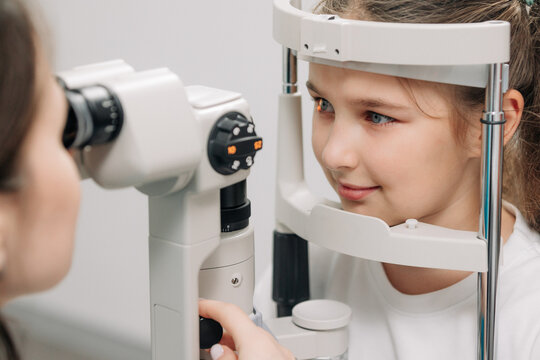Doctor Using Microscope Images – Browse 23,860 Stock Photos, Vectors ...