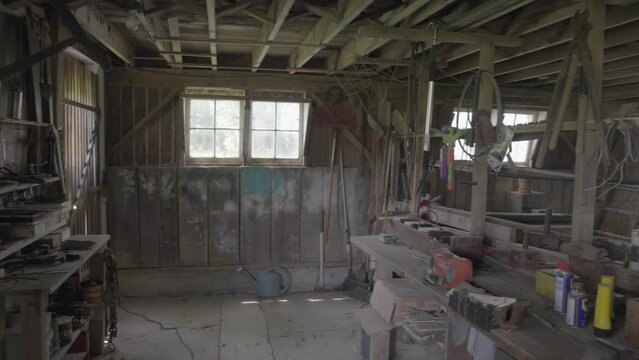 「Shedding」の写真素材 | 944,043件の無料イラスト画像 | Adobe Stock