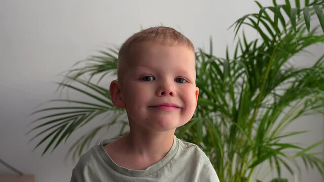 "Surprised Child" Images – Browse 414 Stock Photos, Vectors, and Video ...