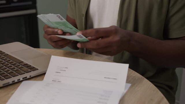 Imágenes de "Counting Money": descubre bancos de fotos, ilustraciones ...