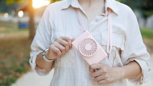 Handheld Fan"」の写真素材 | 476件の無料イラスト画像 | Adobe Stock
