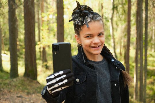 Halloween Selfie Images – Browse 4,614 Stock Photos, Vectors, and Video ...