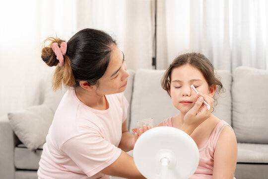 "Applying Makeup" Images – Browse 5,300 Stock Photos, Vectors, and ...