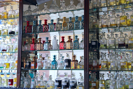 Perfume Shop Images et videos libres de droits Adobe Stock