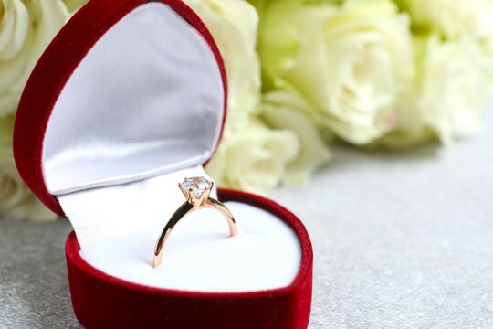 Engagement Ring Box Images et videos libres de droits Adobe Stock