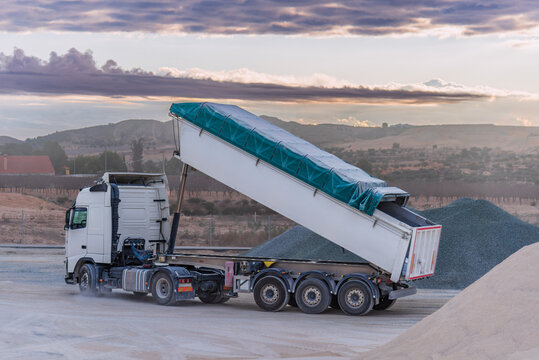 รูปภาพTipper – เลือกดูภาพถ่ายสต็อก เวกเตอร์ และวิดีโอ59,122 | Adobe Stock