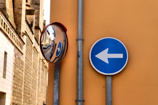 "Traffic Arrow Sign" Images – Browse 10,559 Stock Photos, Vectors, and ...