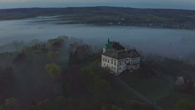"Olesko Castle" - Images et vidéos libres de droits | Adobe Stock